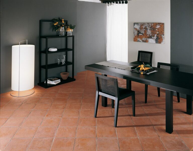 Bodenfliesen und Sockel – Cotto Hof